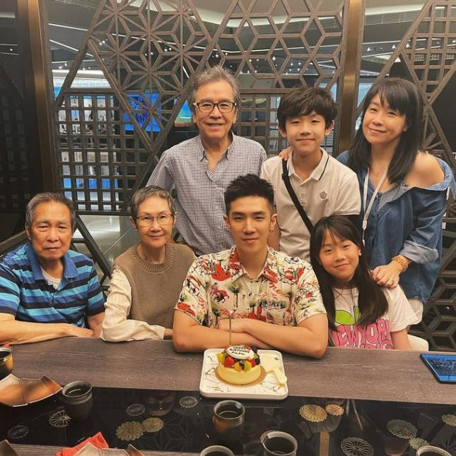 75岁TVB老戏骨一家给儿子庆生！27岁已秘密签约李泽楷旗下_姜卓文_姜大卫_演艺