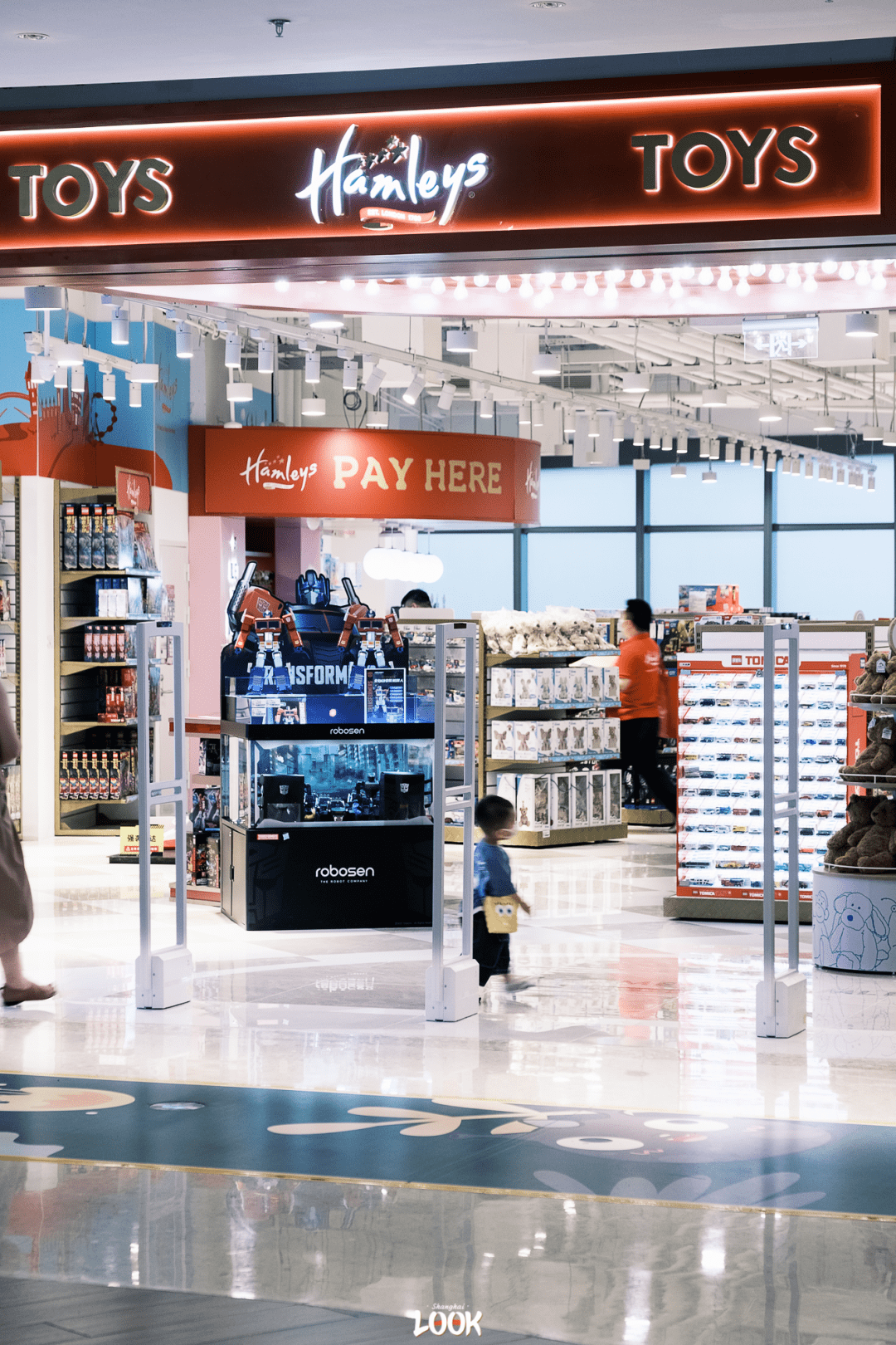 LOOK | 英国最大玩具店Hamleys，上海也有了_JellyCat_玩偶_区域