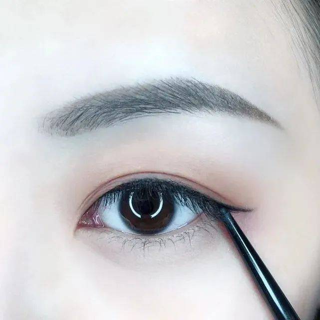一款超简单的眼妆教程就在这了,简单实用,拯救手残党!眼线眼睛step