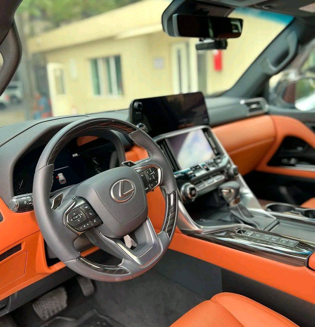 实拍新版雷克萨斯LX，格栅面积增大，6缸双涡轮+7座，标配激光大灯_搜狐汽车_搜狐网