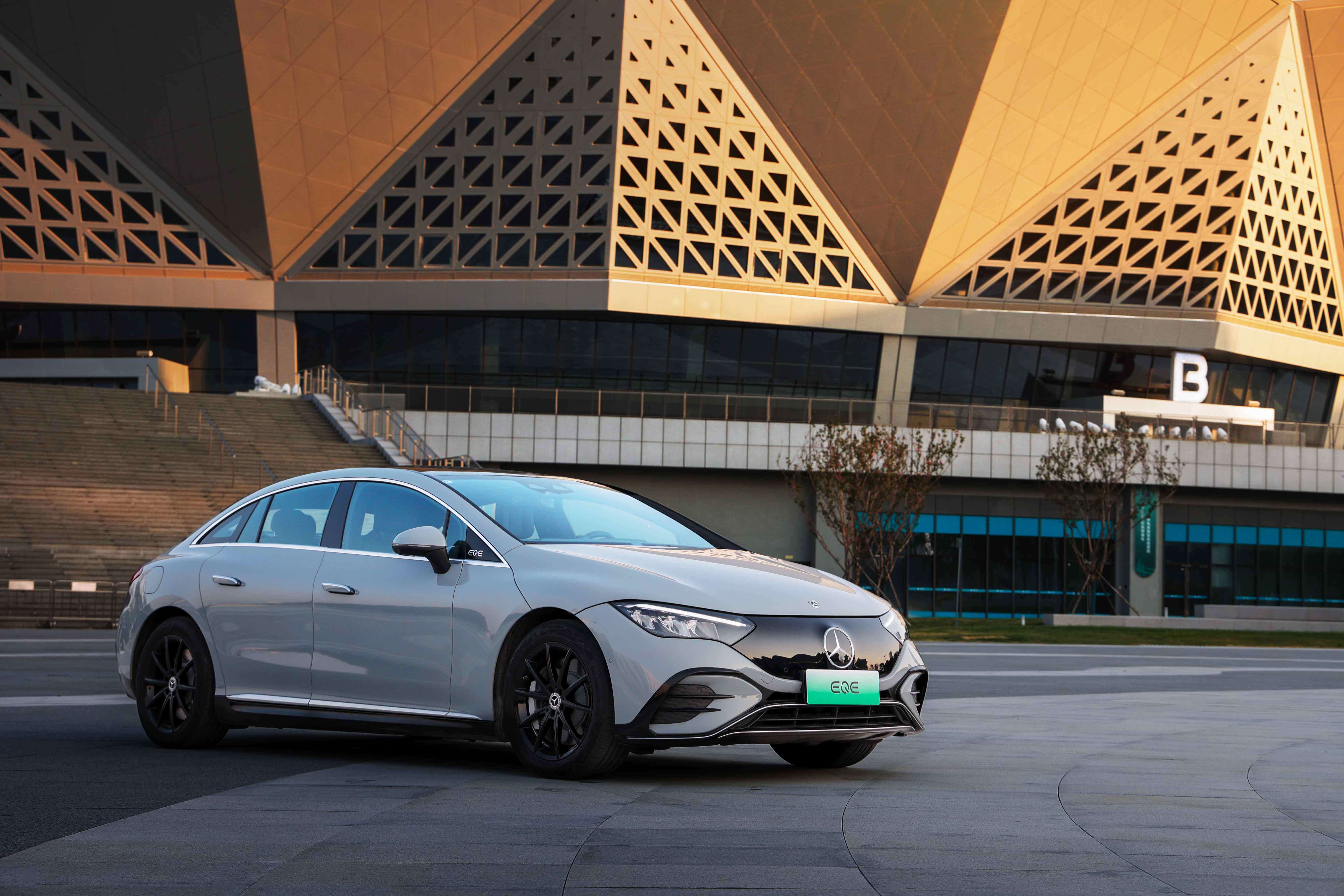 重新定义豪华中大型电动车？奔驰EQE上市52.8万起售_生产_车型_平台