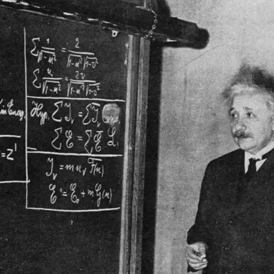 【物理科普】通俗讲解爱因斯坦的狭义相对论数学公式，上过初中就能看懂！_时间_光子_宇宙