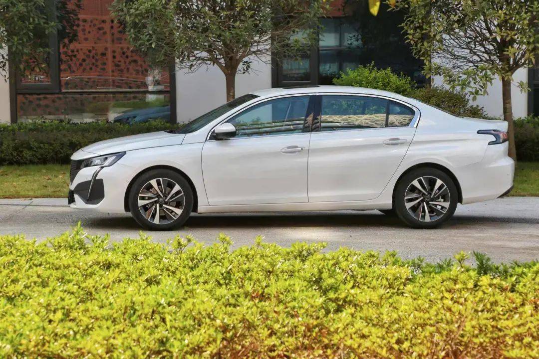 试驾全新标致408：法系精品轿车，1.6T+6AT带来高水准驾控体验_搜狐汽车_搜狐网