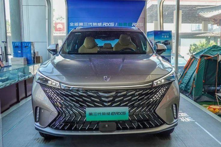 “27英寸4K全景无界滑移屏”拉满新奇感 抢先体验第三代荣威RX5_搜狐汽车_搜狐网