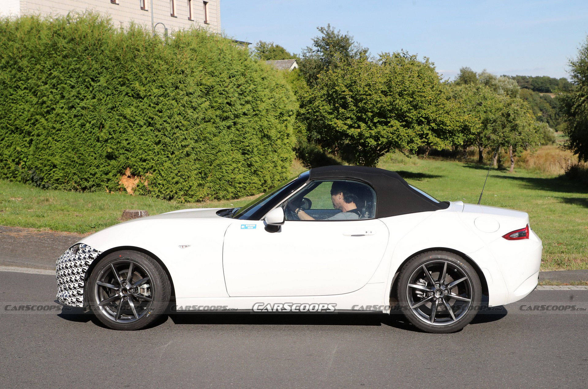 下一代马自达MX-5测试车谍照曝光 或搭载轻混动力_搜狐汽车_搜狐网