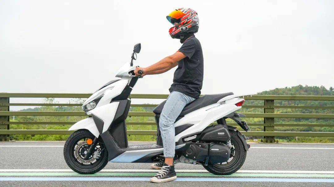 125踏板新玩法—大阳VRS125摩智测评_搜狐汽车_搜狐网