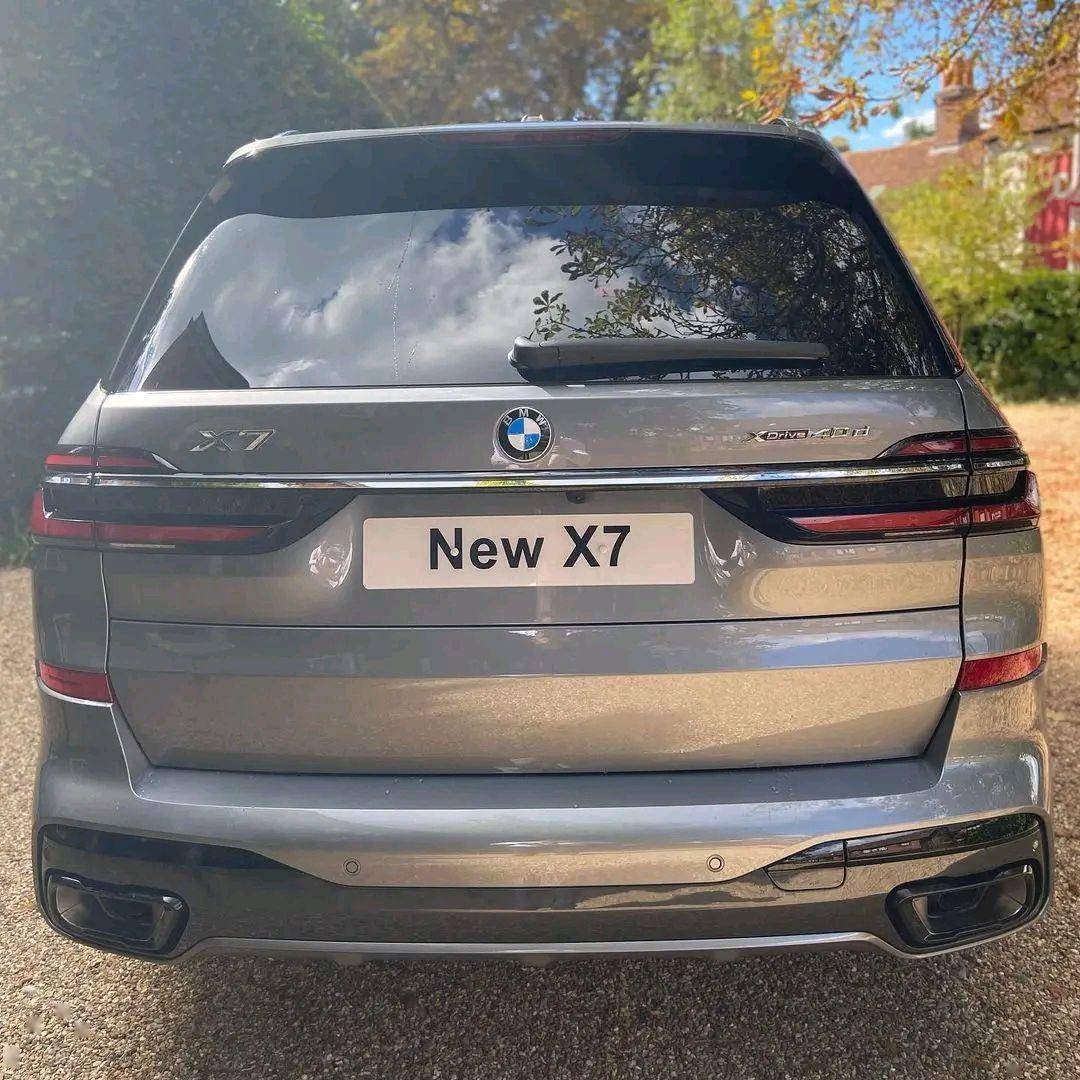 宝马X7“强势归来”，黑武士造型+电磁悬挂+4.4T+8AT，炫酷_搜狐汽车_搜狐网