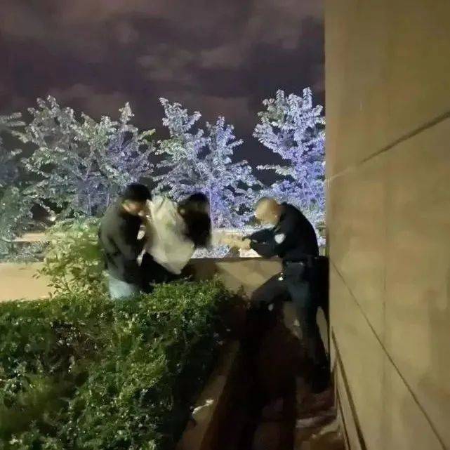 宣威一女子因被诈骗，坐在天台上，崩溃欲跳楼轻生！电信报警文山人