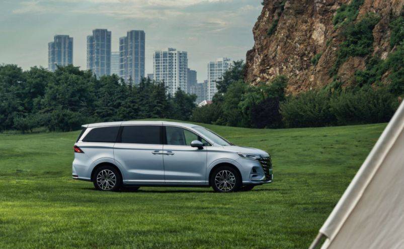 都是纯电豪华MPV的顶流，谁才是更好的选择？_搜狐汽车_搜狐网