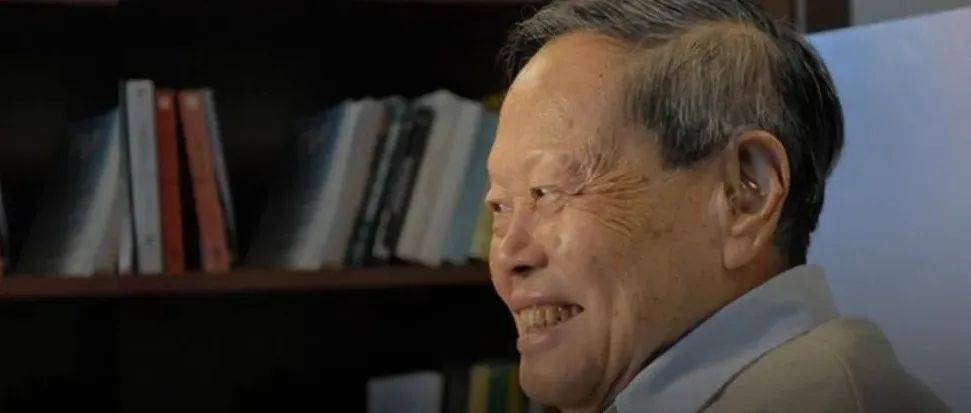 杨振宁100岁了，诺奖都不算他的人生巅峰_杨振宁先生百岁生日_李政道_论文