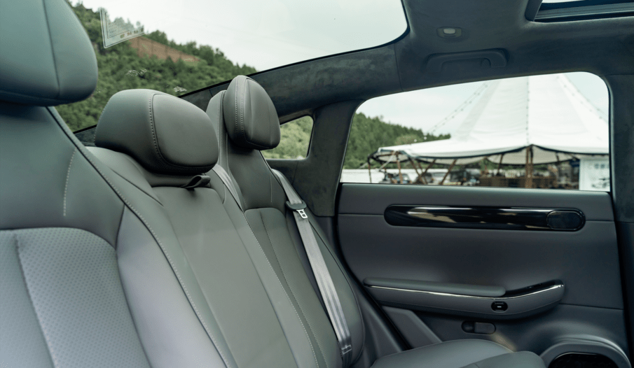 实拍零跑C01：3.66s破百！续航717km 纯电轿车“价格屠夫”？_搜狐汽车_搜狐网