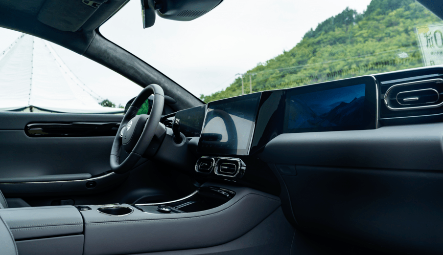 实拍零跑C01：3.66s破百！续航717km 纯电轿车“价格屠夫”？_搜狐汽车_搜狐网