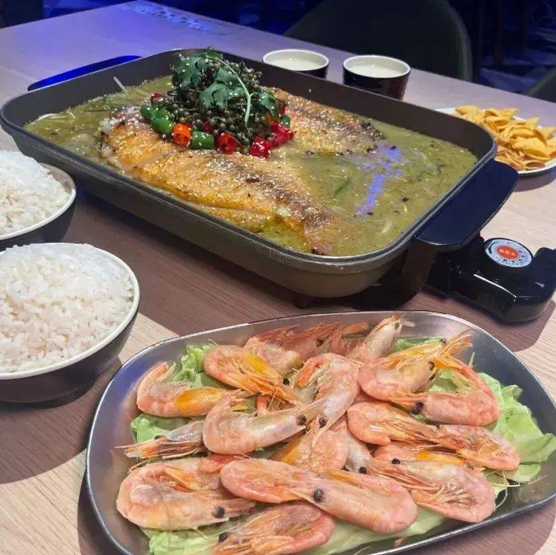 【无需预约·撒椒老板娘深海烤鱼】烤鱼界的“众望所归”！十选一+深海甜大虾1盘+米饭零食自助2位_鱼肉_图片_来源