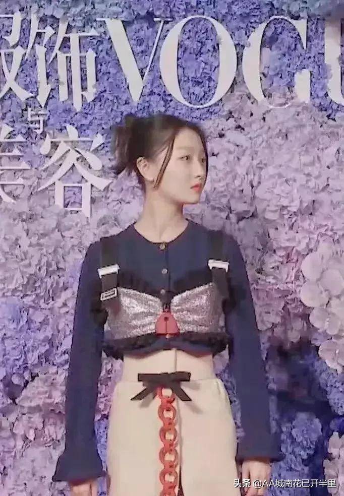 vogue新篇章走秀，是谁在耍大牌，网友：只知道宋茜和杨幂救场了_龚俊_汤唯_问题