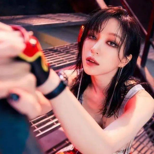 30岁韩国女星Hani，充满迷人气息的身材，浓厚的烟熏妆炫耀性感美_强烈的_网友_安喜延