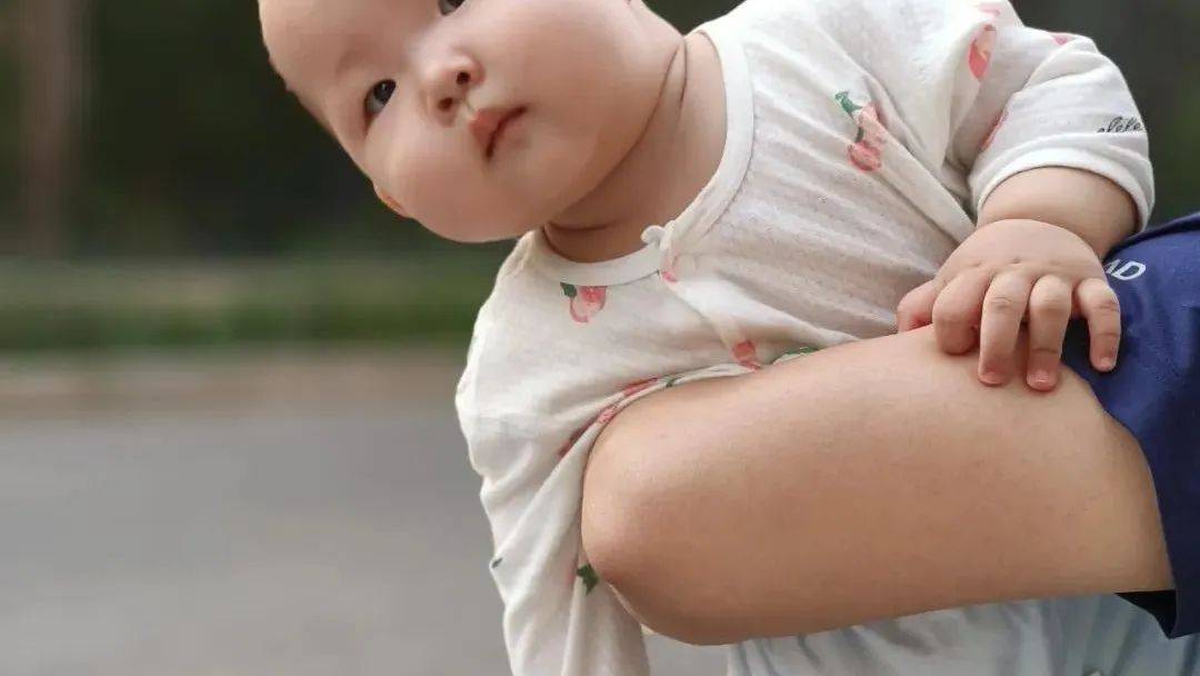 最近发生了一些不开心的事,身心疲惫,影响了我的写作。当然,也有一件很开心的事,就是帮我妈调理身体初见成效,她的腿浮肿和头晕都好了,飞蚊症也好了一半。这个国庆假期我在陪娃调整身心,节后会好好写