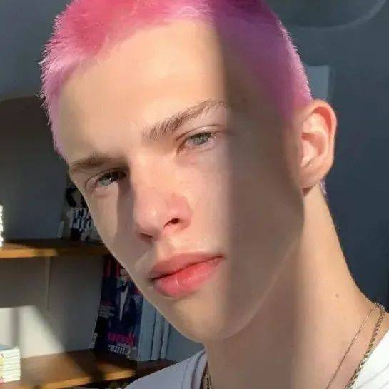 俄罗斯小鲜肉 Vanya 新发色！_lips_that_pink