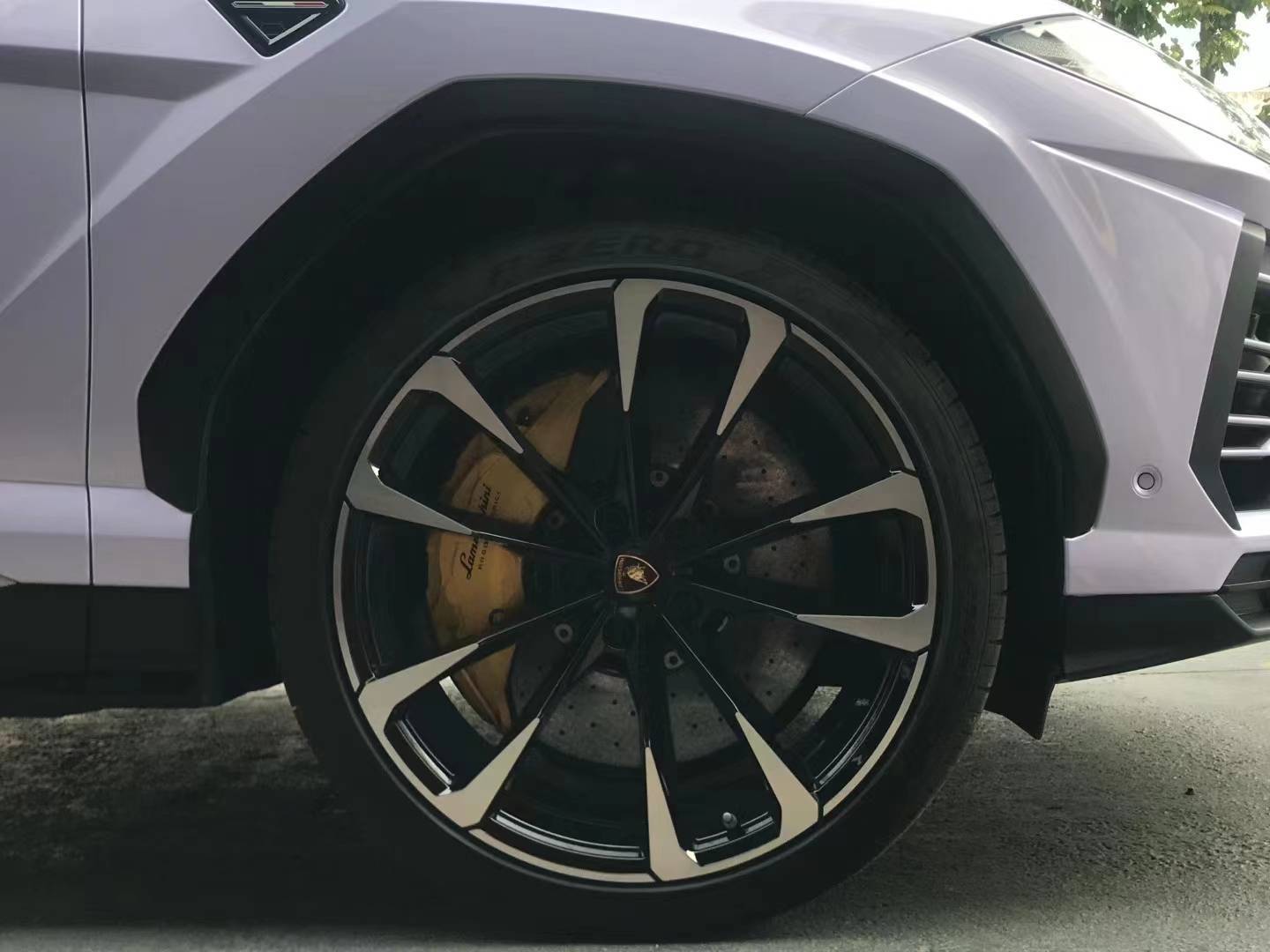 兰博基尼Urus全车PET星黛紫+卡钳黄色喷漆，梦幻般的浪漫_搜狐汽车_搜狐网