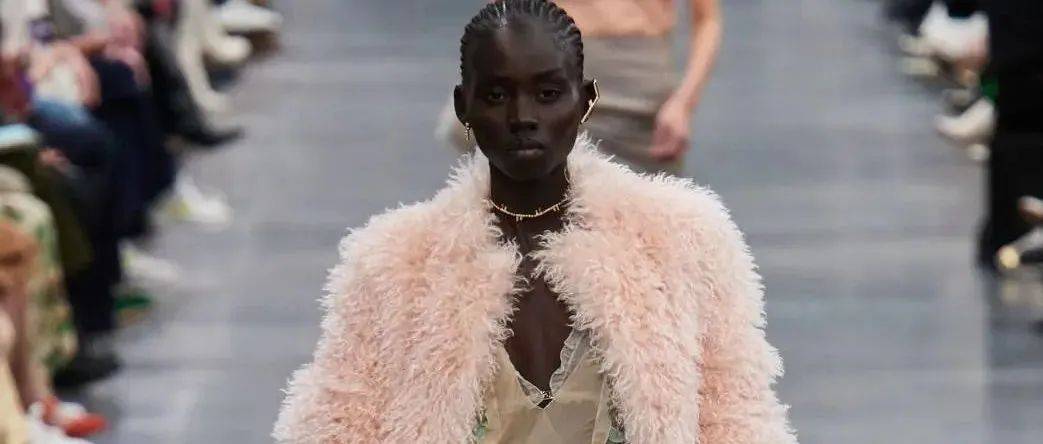 秋冬衣橱不止“黑白灰”，Fendi 2022AW让咱多姿多彩_系列_的设计_灵感