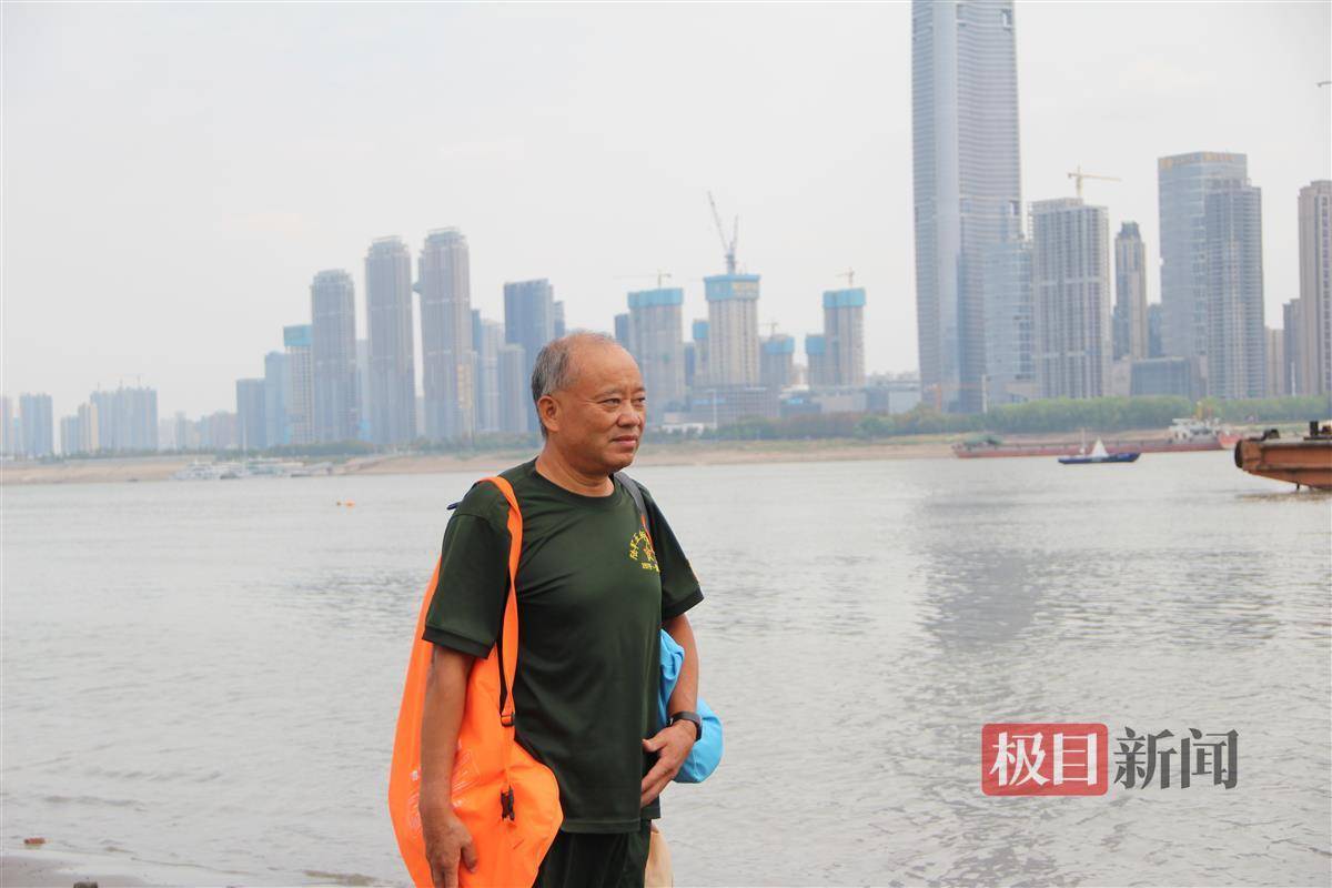 Record Breaking Swim by A Man Over 60 who Swam Across the Yangtze ...