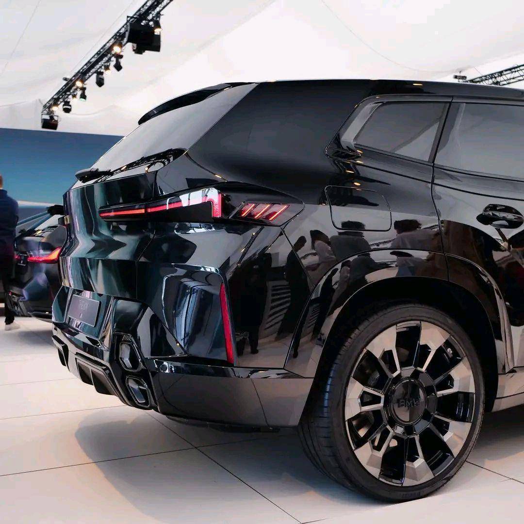 预售236万！新版宝马“旗舰”SUV开售，4.4T混动爆发735马力，霸气_搜狐汽车_搜狐网