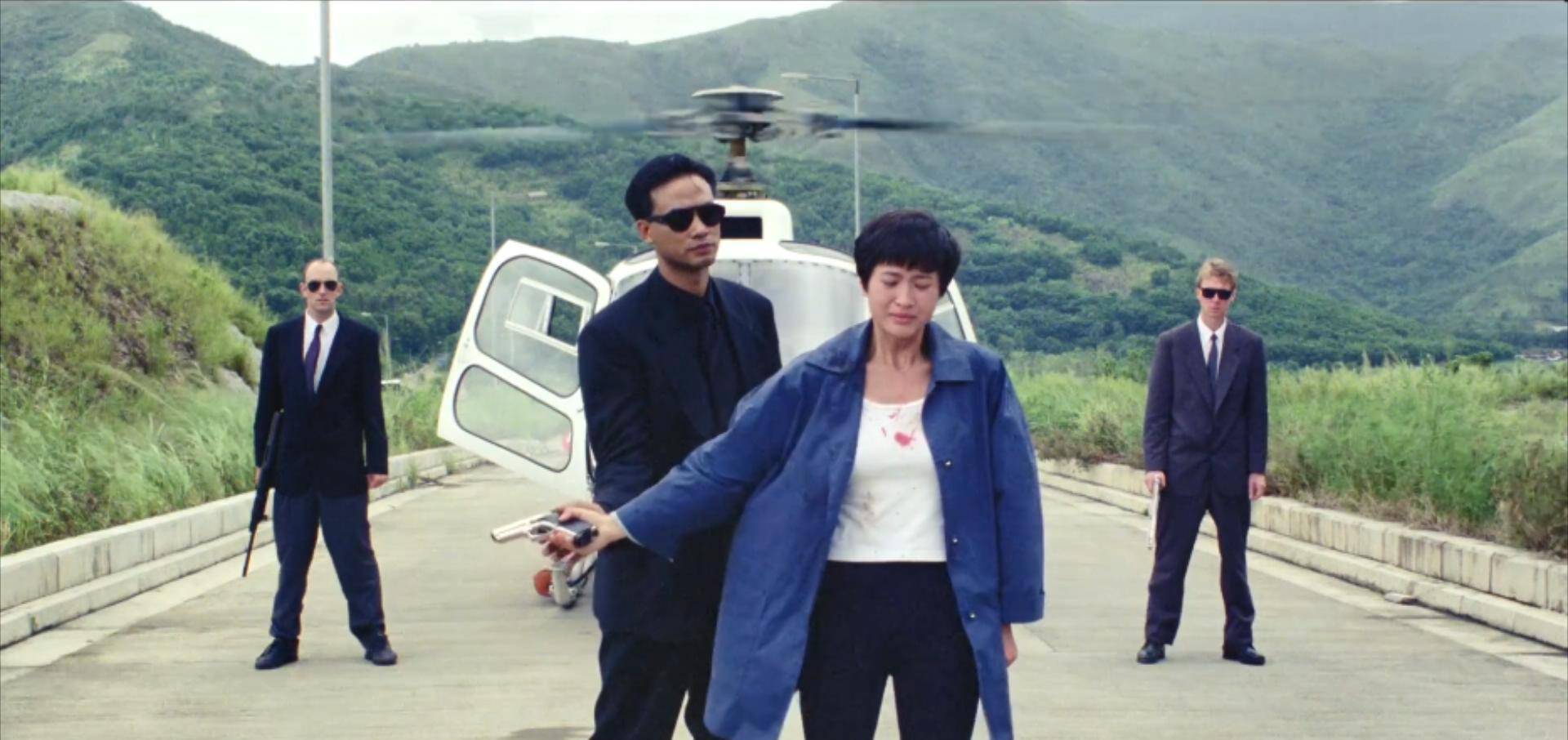 1991年，梁铮为跻身一线上演大尺度动作片，裸背湿身牺牲不小_电影_特工_因为