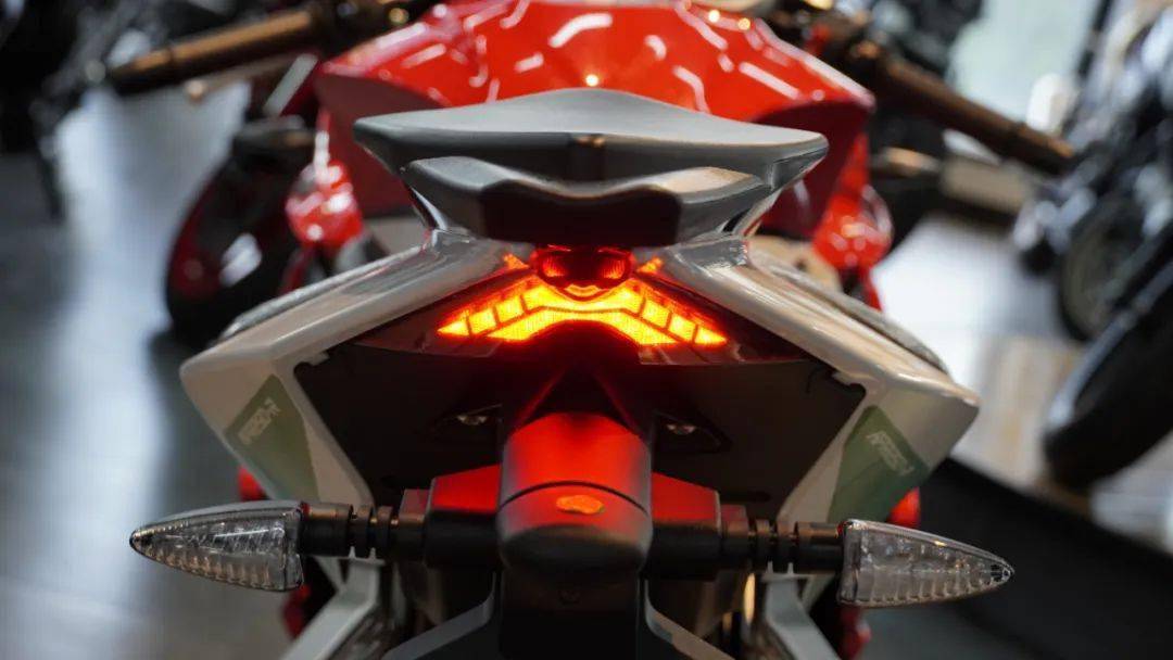 22980元，阿普利亚的入门仿赛GPR 250R 车型展示_搜狐汽车_搜狐网