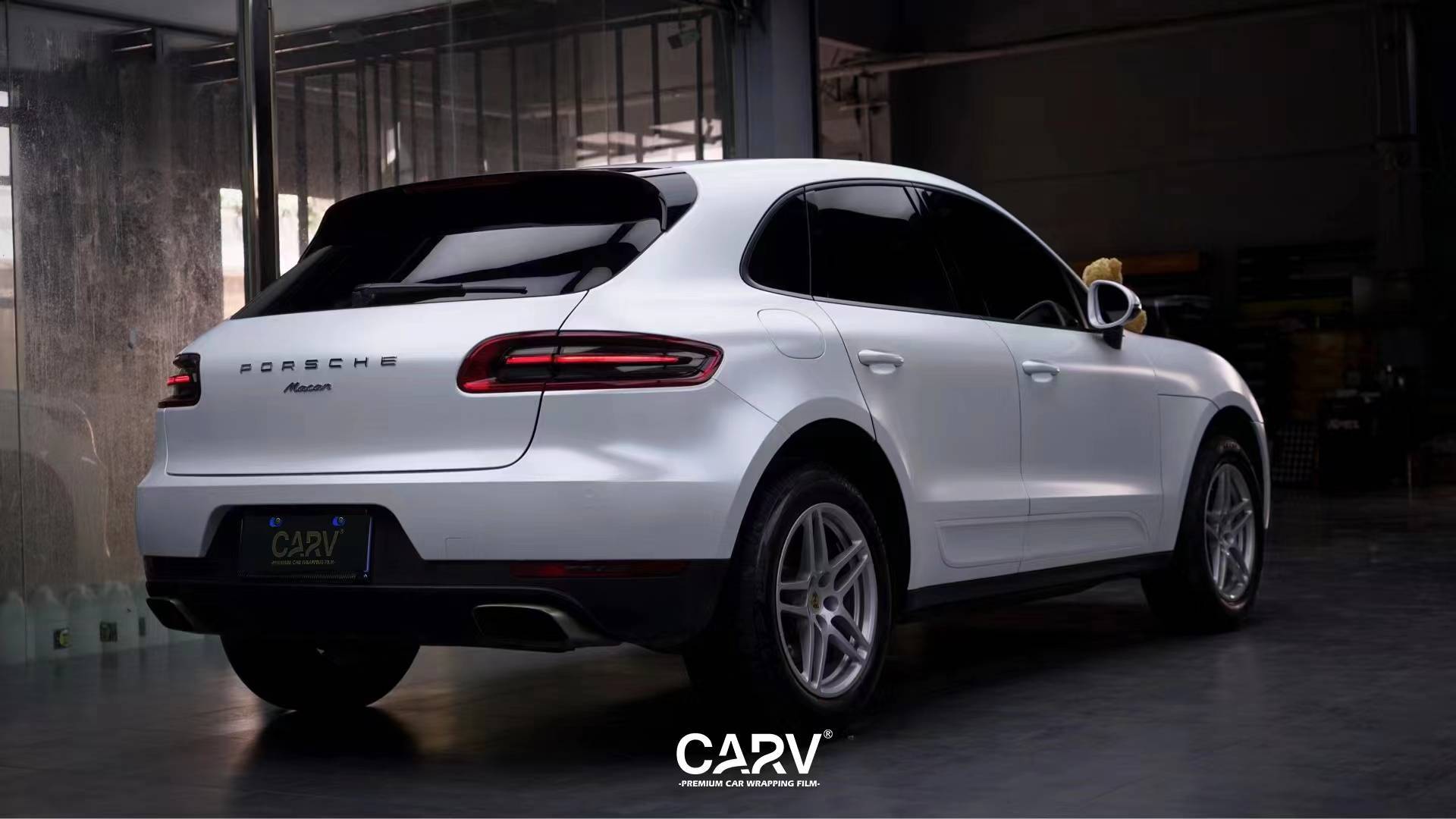 保时捷Macan卡孚CARV改色膜电光金属白，电光颗粒饱满 经久耐看_搜狐汽车_搜狐网
