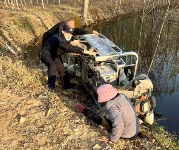 “你们要是不来我就要掉下去了 ” 老人 三轮车 大娘