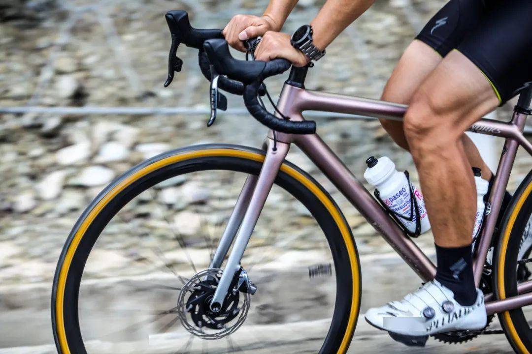 AETHOS 橙色情人节温暖献礼：心怀所爱骑向远方，「心之所向」皆是归途_搜狐汽车_搜狐网