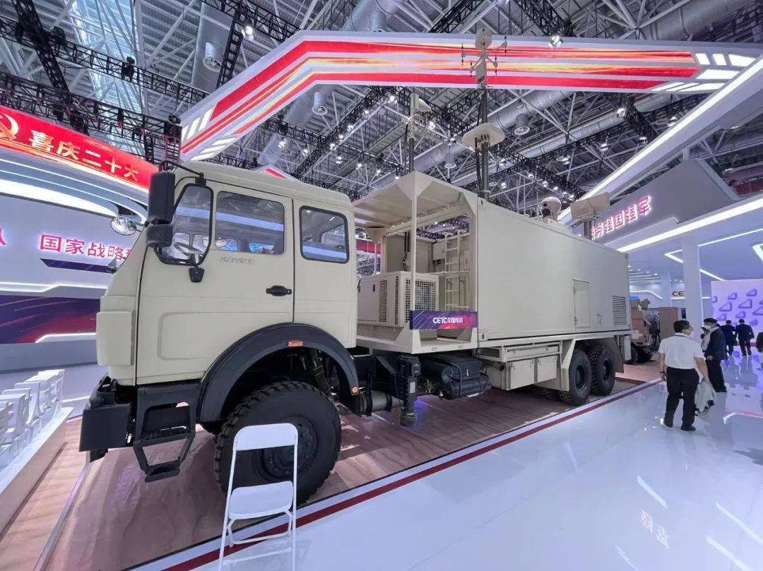 北奔重汽车载加榴炮首次亮相珠海航展，8台北奔重卡实车底盘展出_搜狐汽车_搜狐网