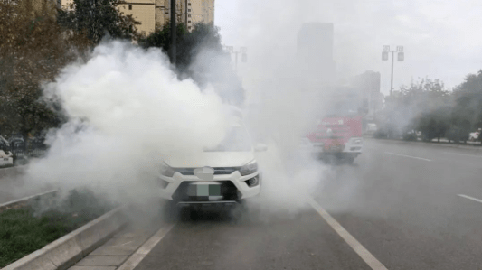 车在路上走，烟从底盘冒？汽车自燃不止在夏天……_搜狐汽车_搜狐网