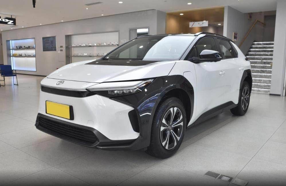 实拍广汽丰田bZ4X，轴距2850mm，入门续航400km，仅19.98万起_搜狐汽车_搜狐网