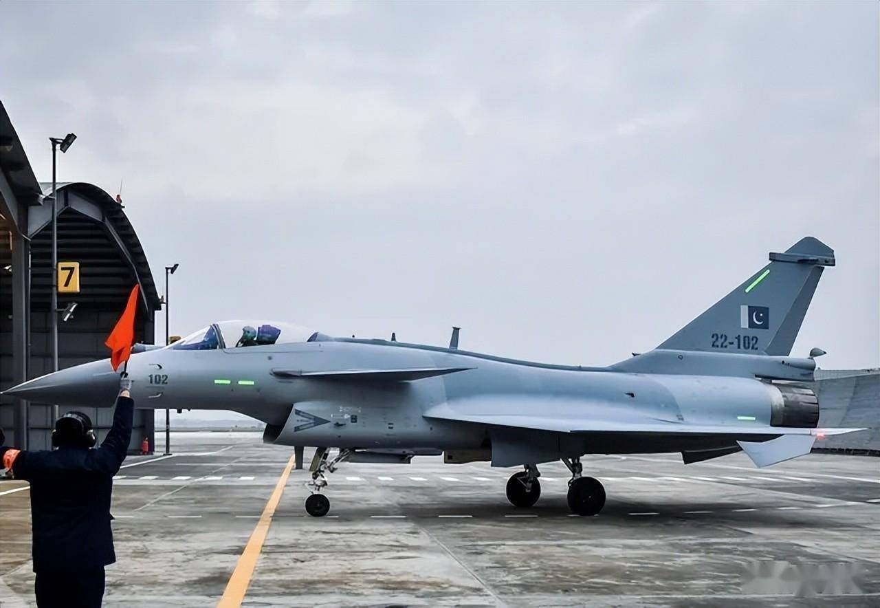 8个月交付19架，最新批次歼10CP曝光，配置比我军自用版还高_战机_铁空军_巴铁