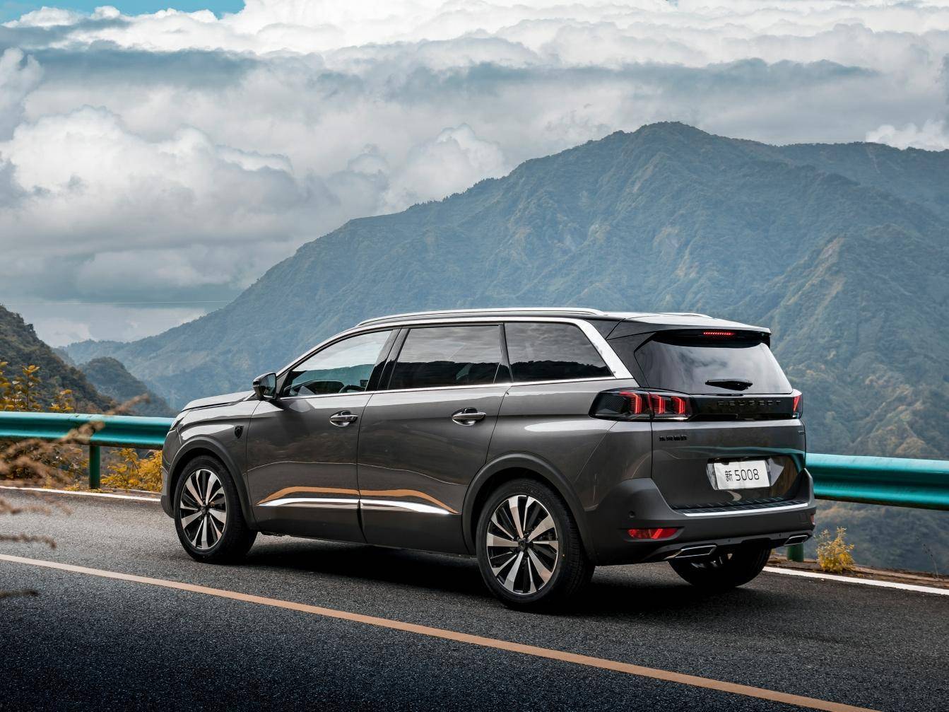 中型SUV卖紧凑级的价格，全新5008起售不到18万，211马力+8AT_搜狐汽车_搜狐网