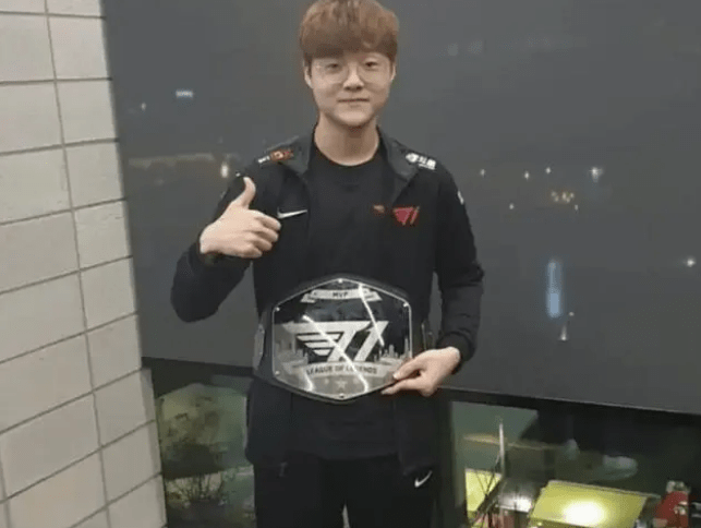 前T1战队ADC遭到UP背刺！处境尴尬，将因此被迫退或转战北美_teddy_队伍_Cryin