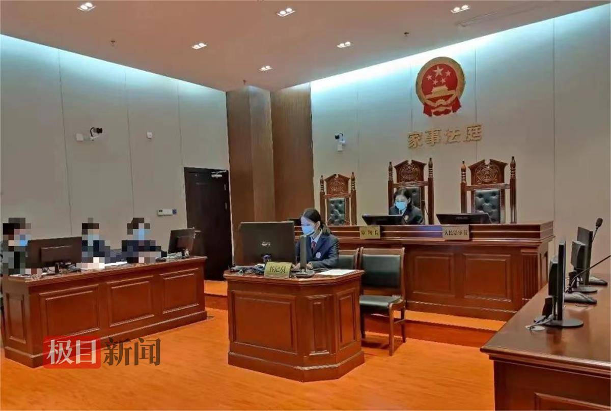 母亲与继父离婚多年，继父竟将继子告上法庭要求支付赡养费小龙吴峰父母