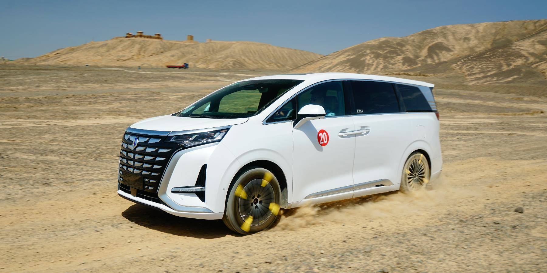 研判：全域600伏电压平台腾势D9混动版综合技术优势