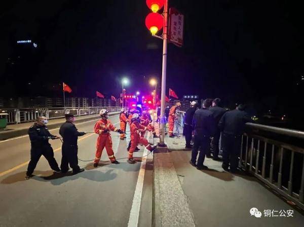 凌晨,男子欲跳桥轻生,惊险时刻一双手抓住了他思南县救援公安局