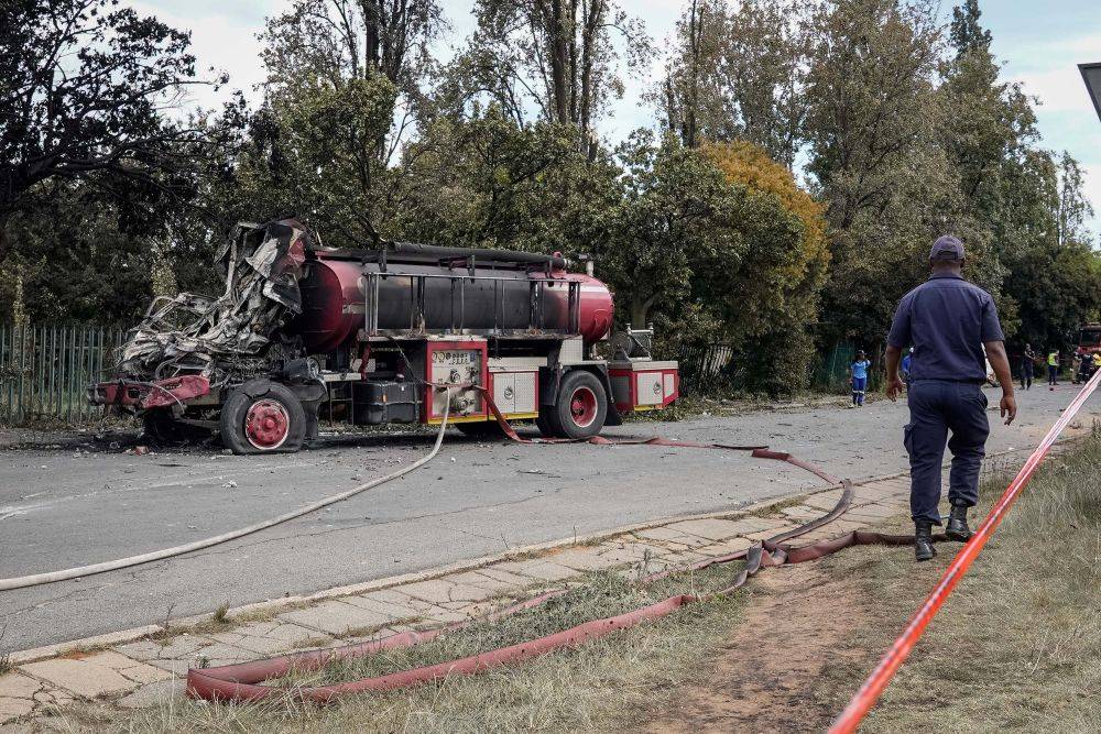 南非一油罐车爆炸致10人死亡 新华社 堡镇 滕省