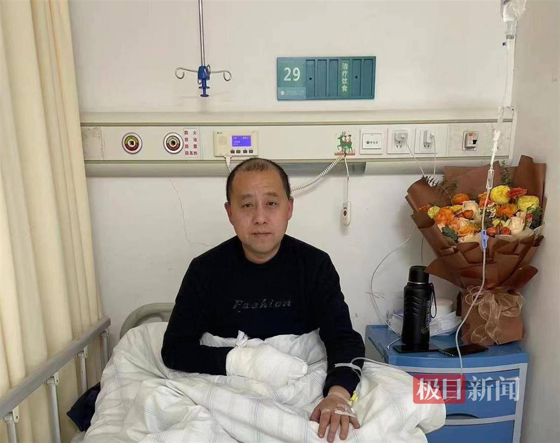 江夏民警为救人只手挡刀，这一举动感动4400万网友代涛张女士受伤