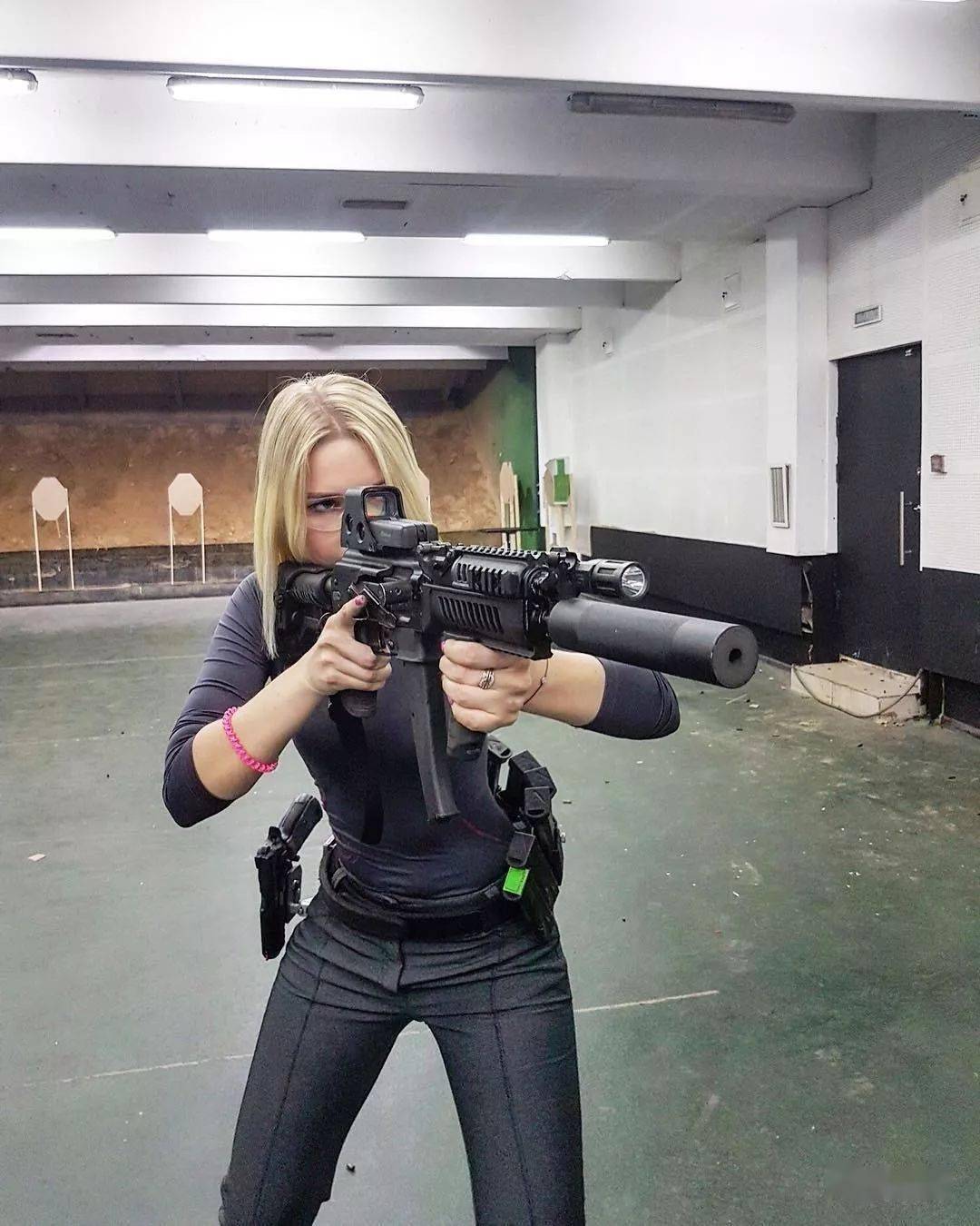 【完美】长腿 金发 还爱打枪 这样的妹子哪找去 -6parkbbs.com