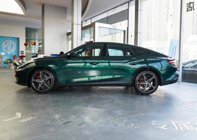 国产“帕拉梅拉”到店，261马力9at，配主动式尾翼，真正中端轿跑_搜狐汽车_搜狐网