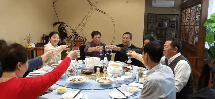 饭局上，对方说 我干了，你随意”，情商低的人才当真，老油条这样回客套话情况什么