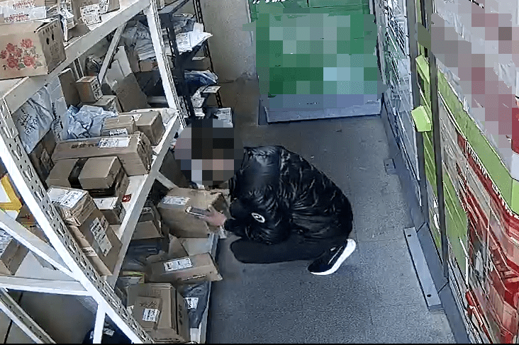王某（无业），在淄博一旅馆内被抓！张店包裹货架