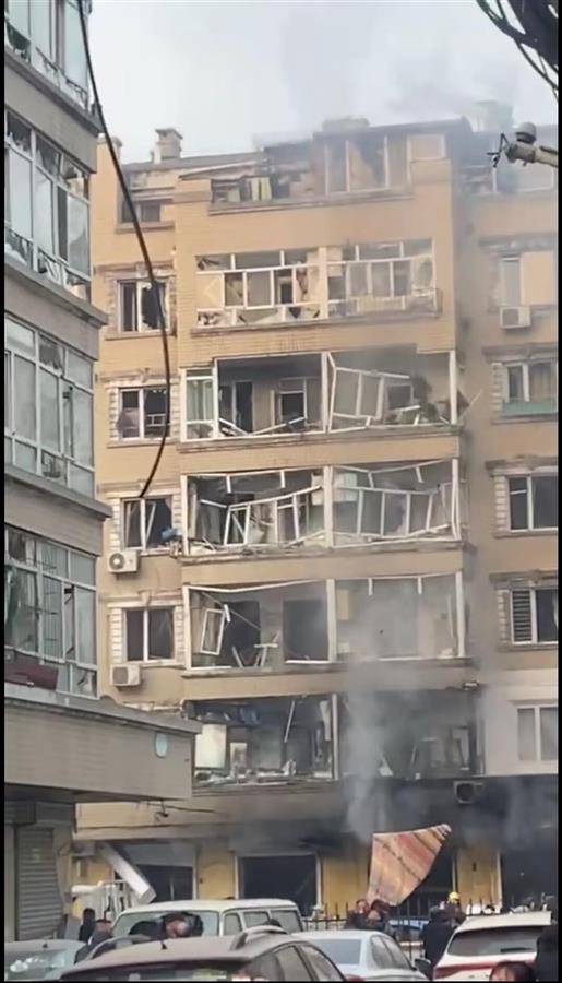 哈尔滨一小区发生爆炸,附近居民:1到7楼玻璃几乎全碎道外区有关部门