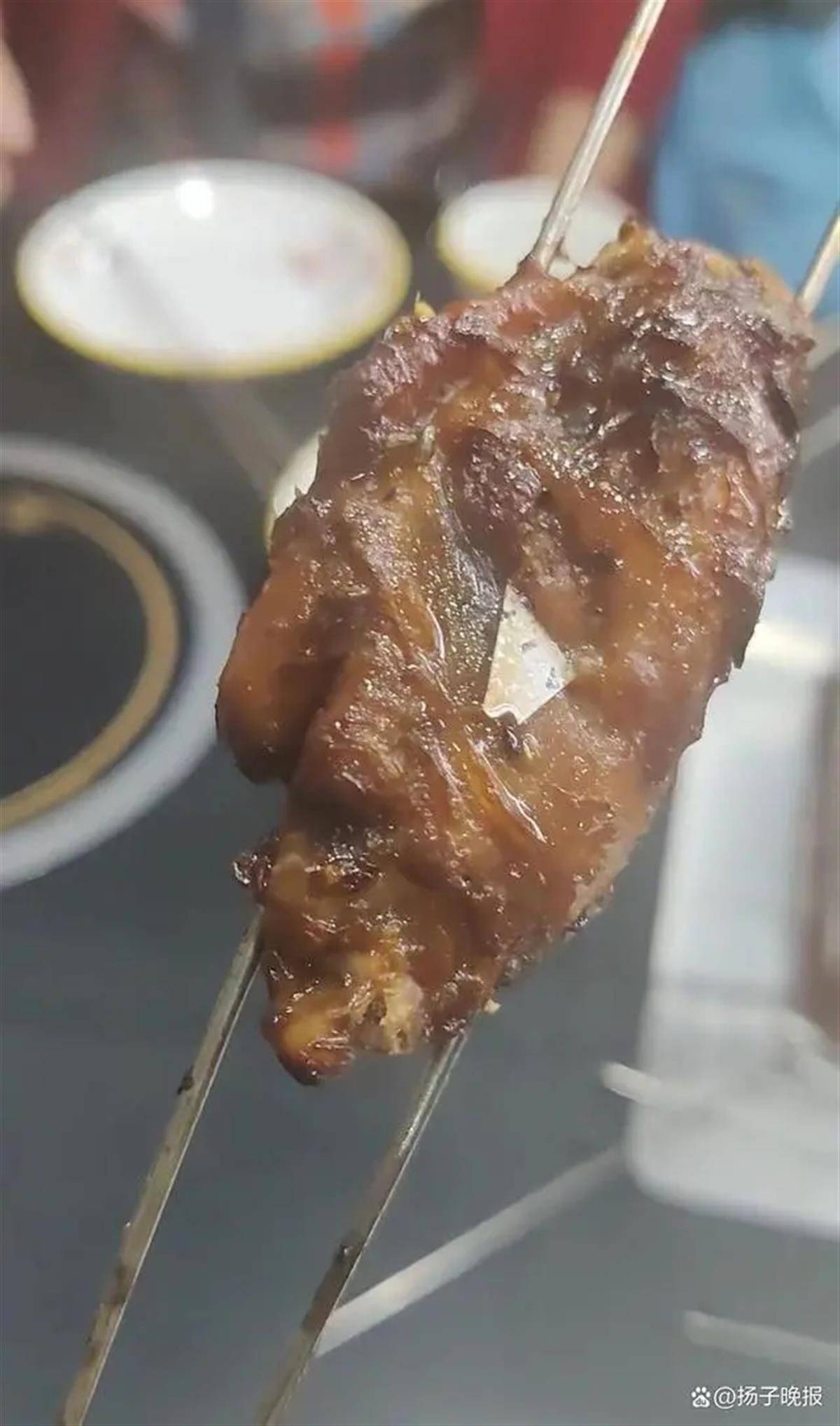 顾客在淄博吃烧烤吃出刀片?别让 偶发事件”成为最终答案网友城市问题