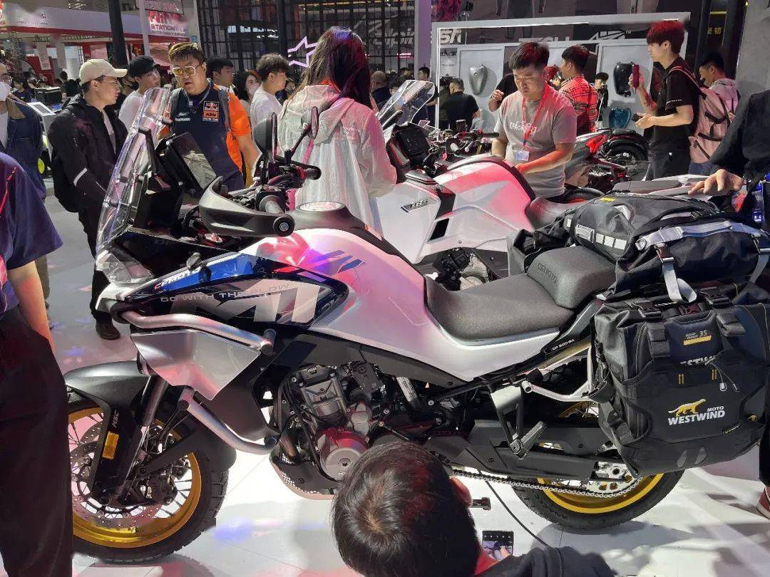 新增TCS，售价58680，春风2023款800MT正式发布，_搜狐汽车_搜狐网