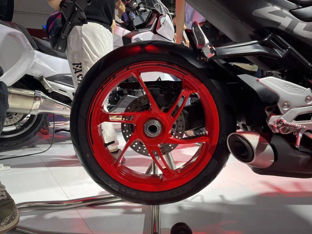 售价33580，春风双缸单摇臂跑车450SR S正式上市_搜狐汽车_搜狐网