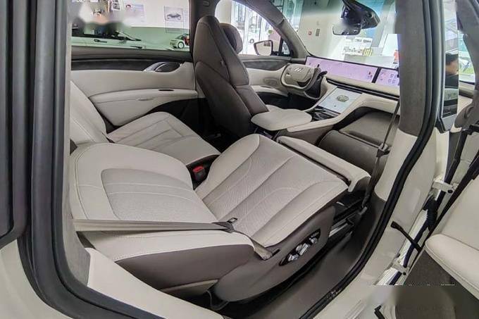 智己LS7新车型售28.98万起！配半幅方向盘 续航510km_搜狐汽车_搜狐网